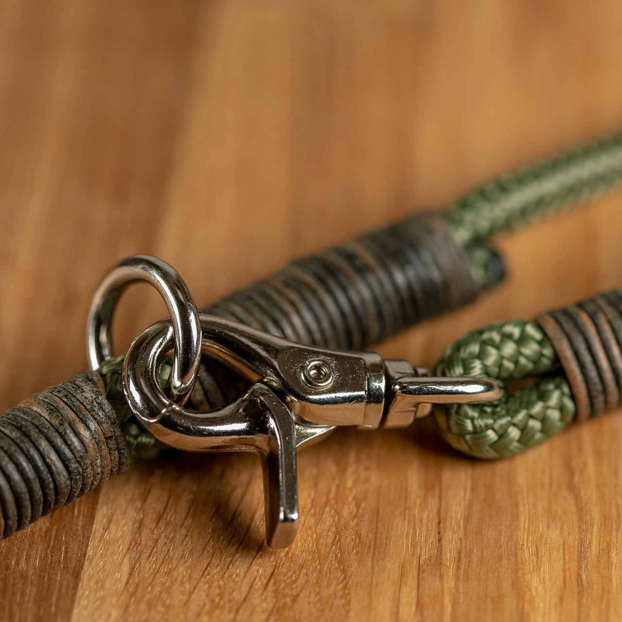 Hundeleine Louis Tau oliv mit brauner Lederwickelung | lucka.dog